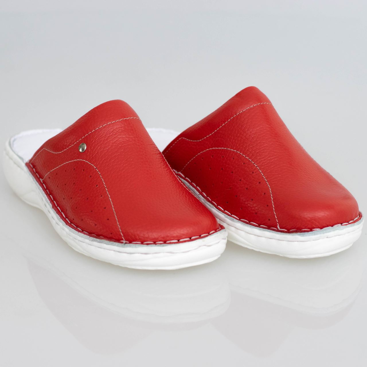 Saboti dama piele naturala,pentru spital culoare rosu.Ieftini 35 - Ted ...